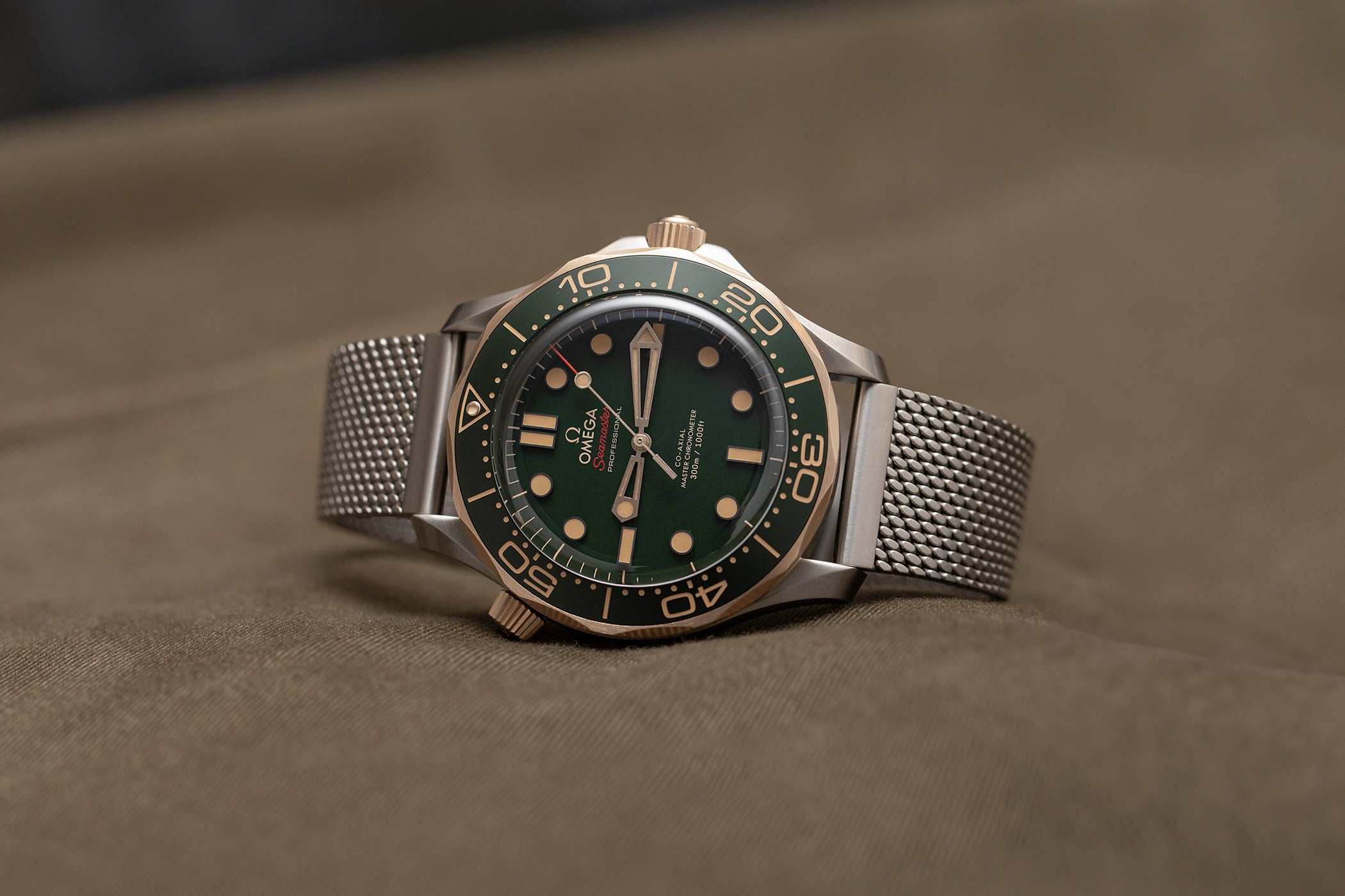 Wie die neue Omega Seamaster Diver 300M in Titan und Bronze-Gold am ...